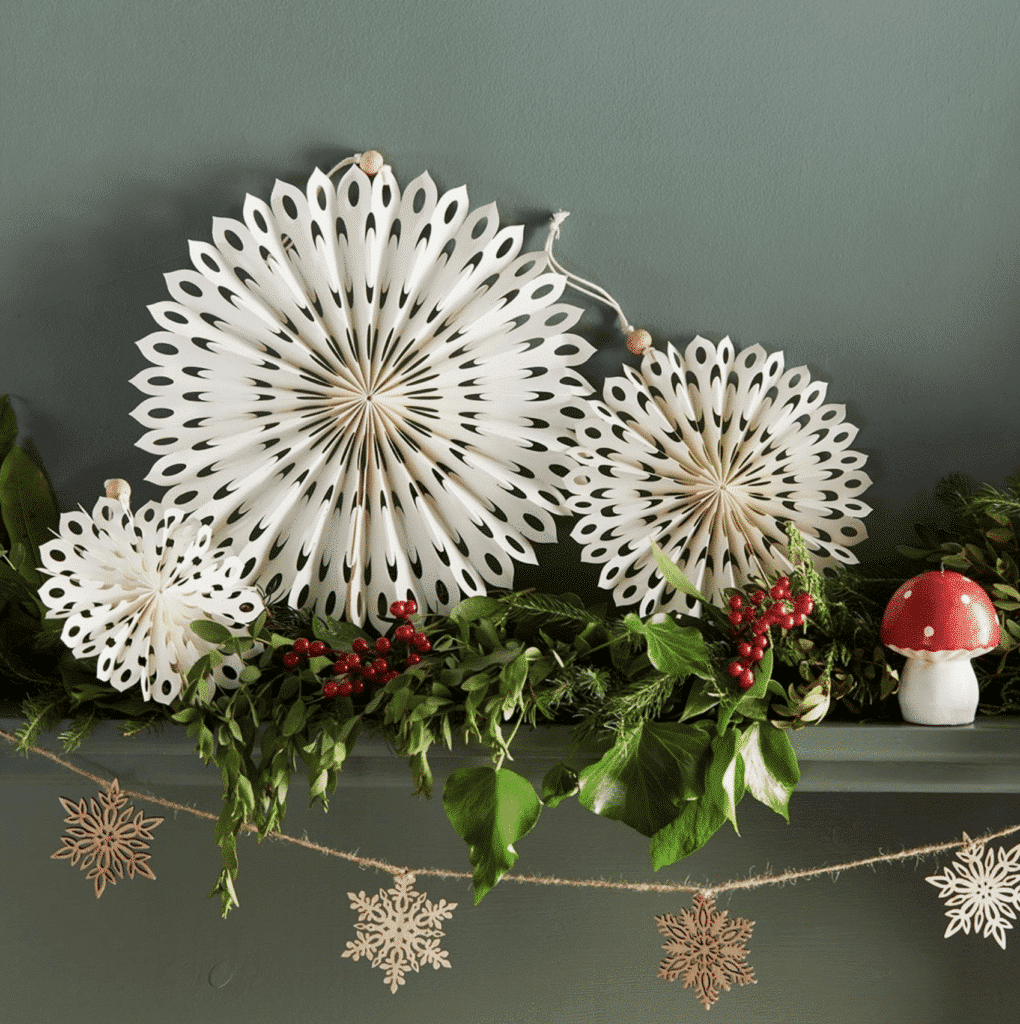 Set of white paper fan decorations - Daphne's Diary